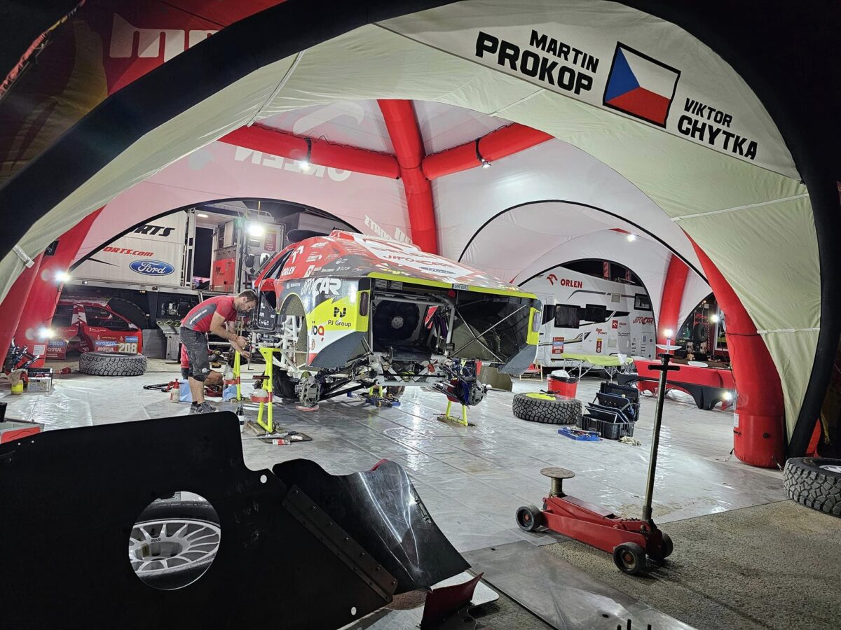 Inflatable garage tents for rallies and other races | AXION